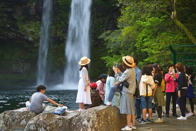 Eoseungsaengak Trail, Osulloc, Oedolgae & Cheonjiyeon Day Tour - A Practical Look at the Eoseungsaengak Trail, Osulloc, Oedolgae & Cheonjiyeon Day Tour