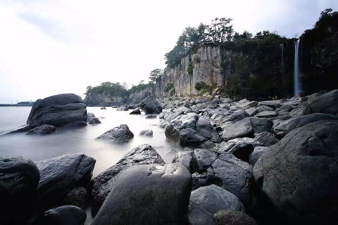Eoseungsaengak Trail, Osulloc, Oedolgae & Cheonjiyeon Day Tour - What to Expect from the Jeju Day Tour