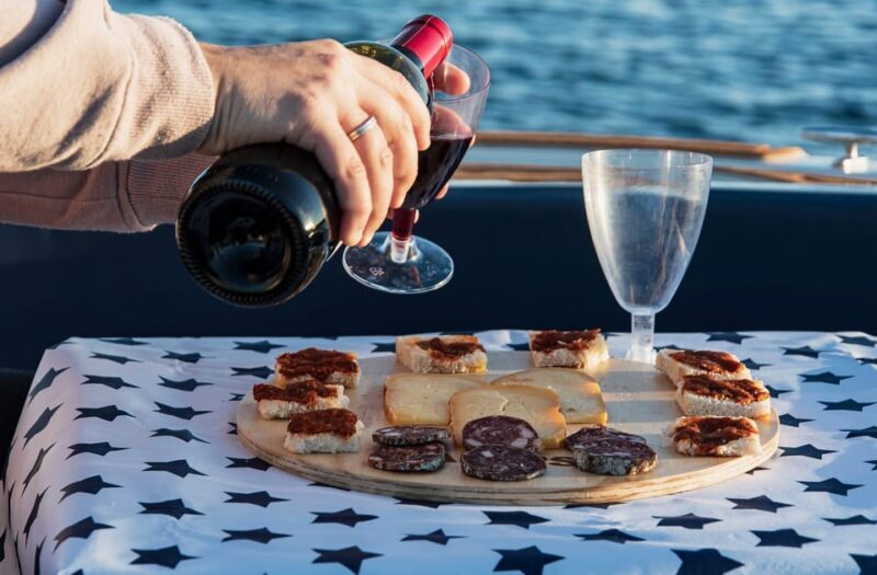 Es Castell : Private boat tour with aperitif and sunset. - Key Points