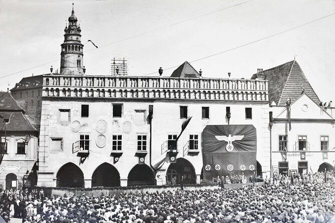 eský Krumlov 20th century tour - Start at the Historic Center: A Gateway to Modern History
