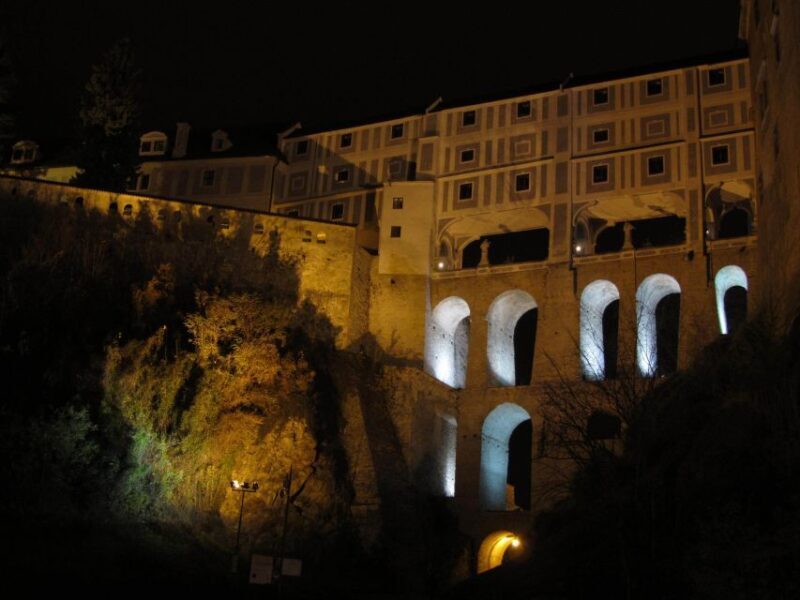 eský Krumlov: Night Walking Tour with a Professional Guide - Analyzing the Experience