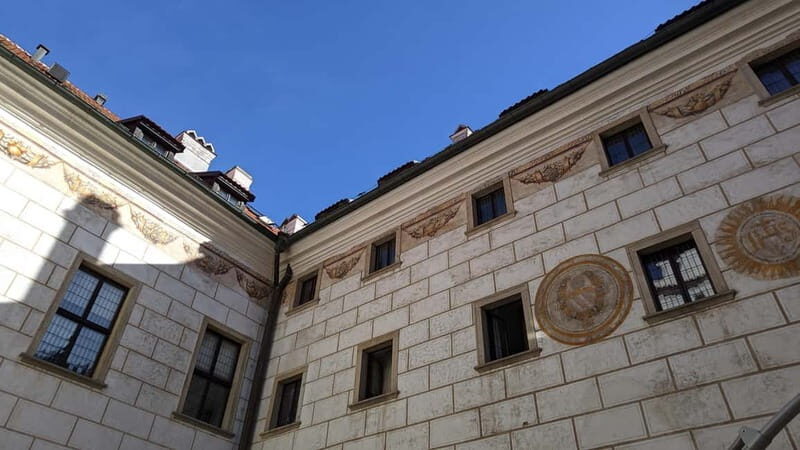 eský Krumlov: Private Day Trip from Prague with Local Guide - Who Should Consider This Tour?