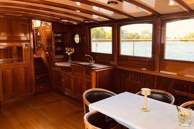 Evening aperitif tour aboard the motor yacht Fitzgerald - FAQ