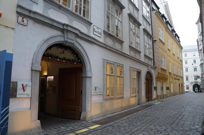 Exciting history tour and discovery of Vienna's secrets - Key Points