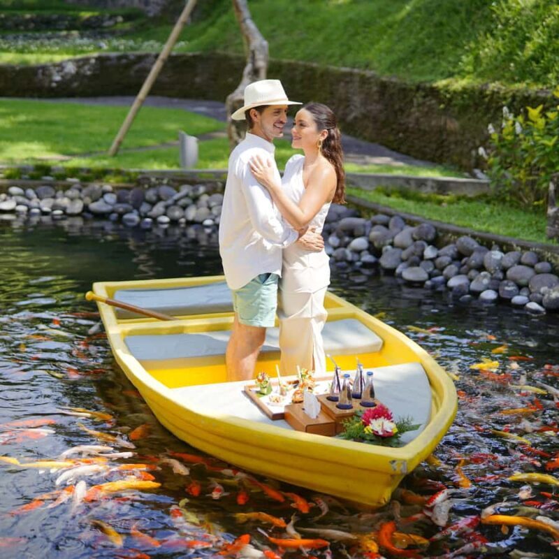 Exclusive Photo Moment on the Boat & Candlelight Dinner - A Closer Look at the Experience