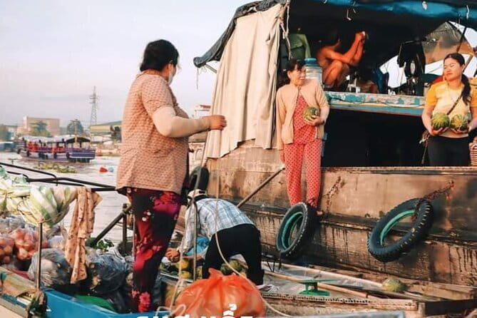 Explore Floating Market with Local People - Exploring the Floating Market with Local People: A Genuine Mekong Experience