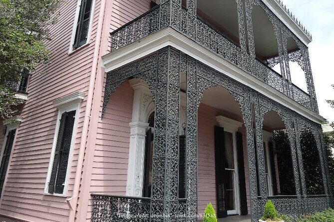 Explore New Orleans' Garden District: Private 2-hour Walking Tour - The Social Element and Local Hospitality