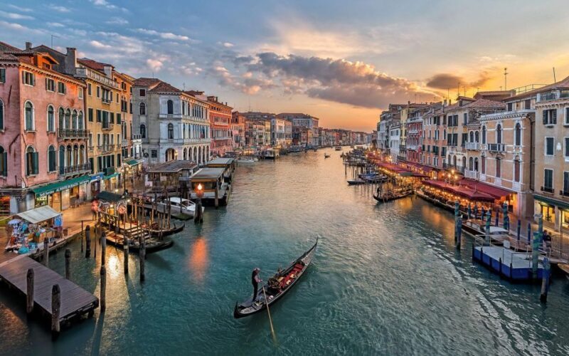 Explore Rialto, Bovolo & More: Walk & Gondola Ride - The Sum Up