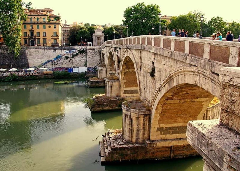 Explore Rome's Dark Past: Ghosts, Executions & Haunted Sites - Starting Point and Atmosphere at Campo de Fiori