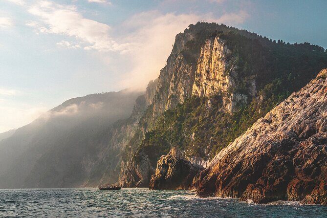 Explore the secrets of the Gulf of Poets and Cinque Terre by sea - In The Sum Up