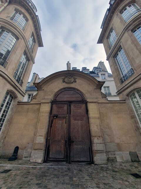 Exploring contemporary art galleries - Exploring the Modern Artistic Heart of Paris