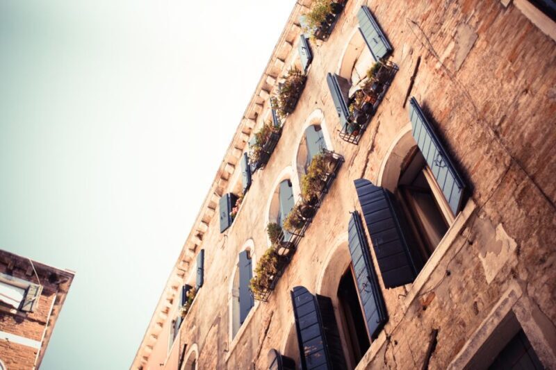 Fabrics and Perfumes in Venice - Key Points