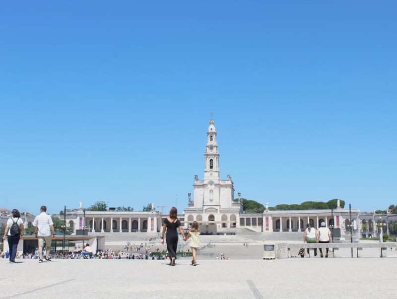 Fátima: Sanctuary and Aljustrel Village, Private Guided Tour - Exploring the Sanctuary: The Heart of Fátima