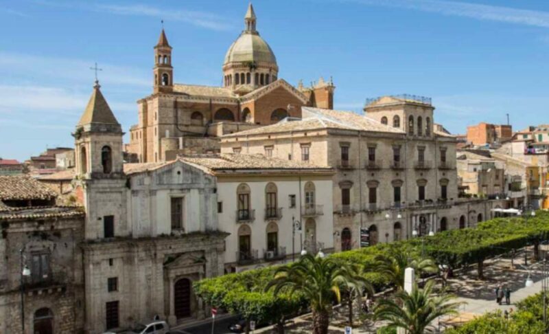 Favara: Guided Walking Tour with Cannolo and Sicilian Lunch - Key Points