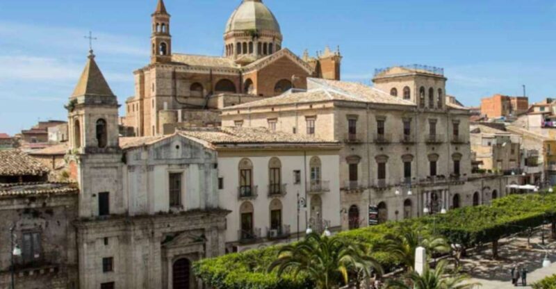 Favara: Guided Walking Tour with Cannolo and Sicilian Lunch - Cultural and Artistic Highlights