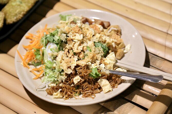 FEMALE TOUR GUIDE | Private Street Food & Sightseeing By Scooter - Practical Aspects and Comfort