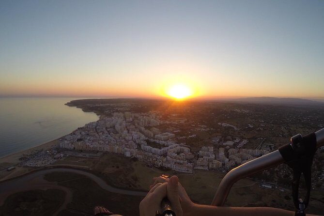 Flight experience over the beach in paragliding/paratrike in the Algarve with video. - Key Points