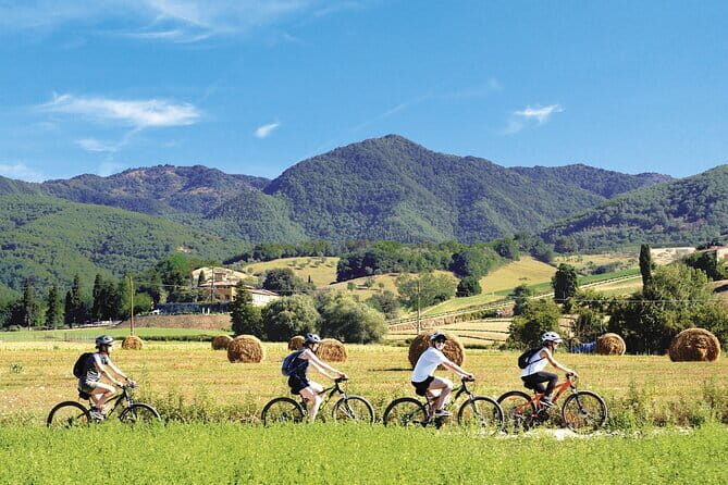 Florence Night Bike Tour with Wine and Aperitivo Picnic included - FAQs