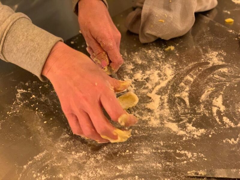 Florence: Pasta & Tiramisu Cooking Class with Unlimited Wine - Setting the Scene: A Charming Florence Restaurant