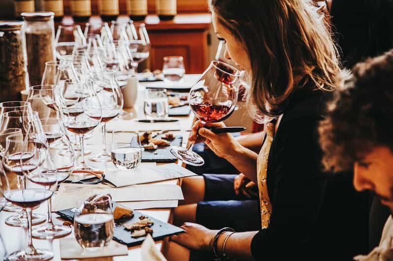 Florence Uncorked: Wine Tasting and History - An Atmosphere of Authenticity and Engagement