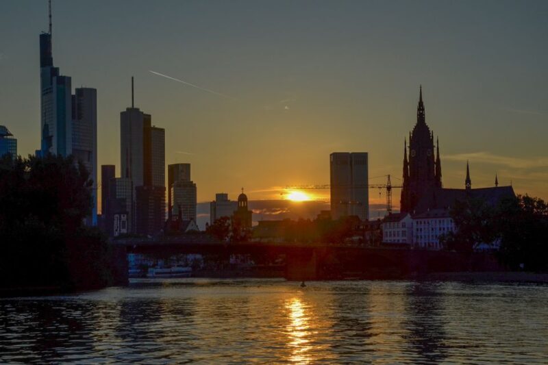 Frankfurt: Guided Bike Tour - East Harbor and the Modern Financial District