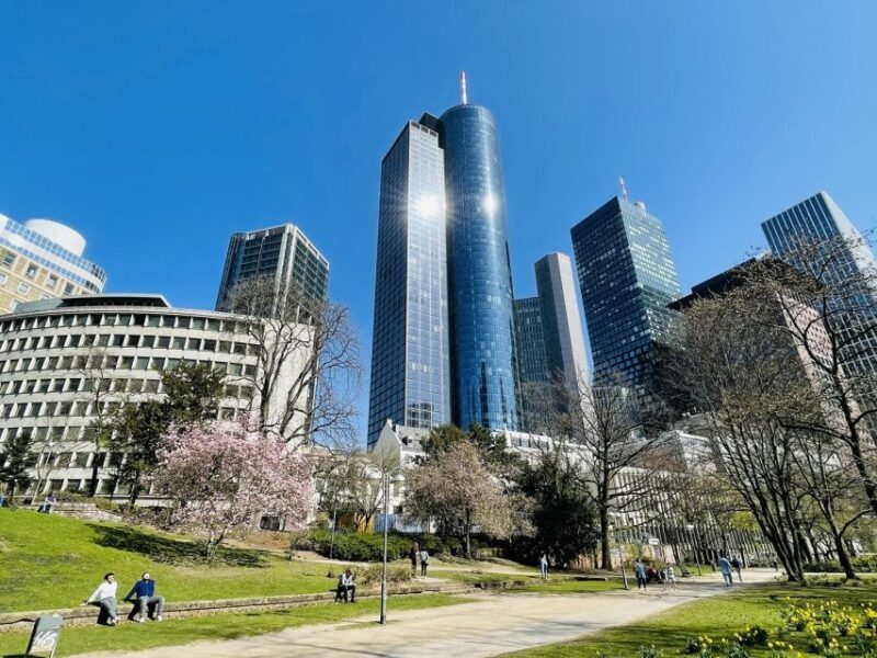 Frankfurt: Guided walk between palm trees and skyline - Interpretations from reviews and guide insights