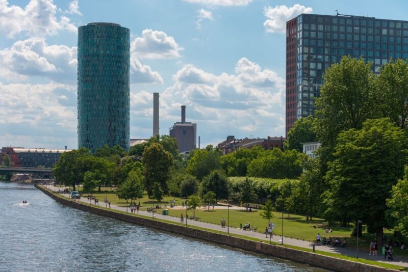 Frankfurt: Guided walk between palm trees and skyline - Deep dive into the itinerary