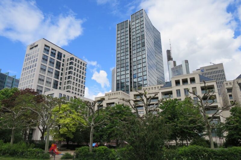 Frankfurt: Guided walk between palm trees and skyline - FAQ