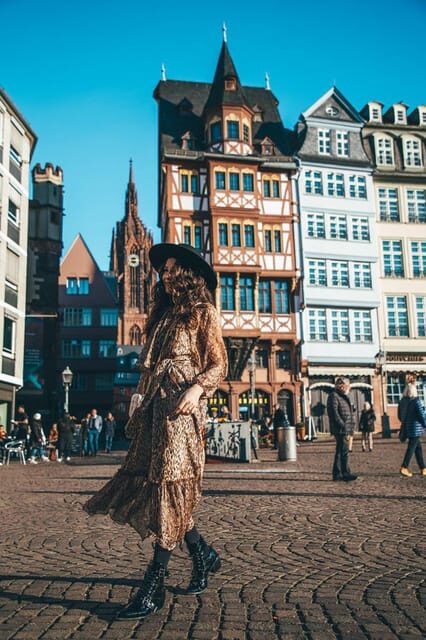 Frankfurt Instagram tour with a private photographer - Delivery & Editing