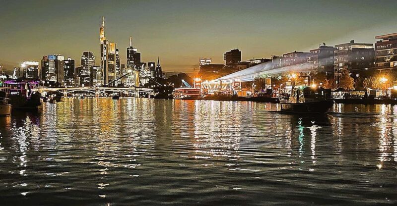 Frankfurt: Private Romantic Skyline Boat Tour - Authentic feedback from travelers highlights some key points: