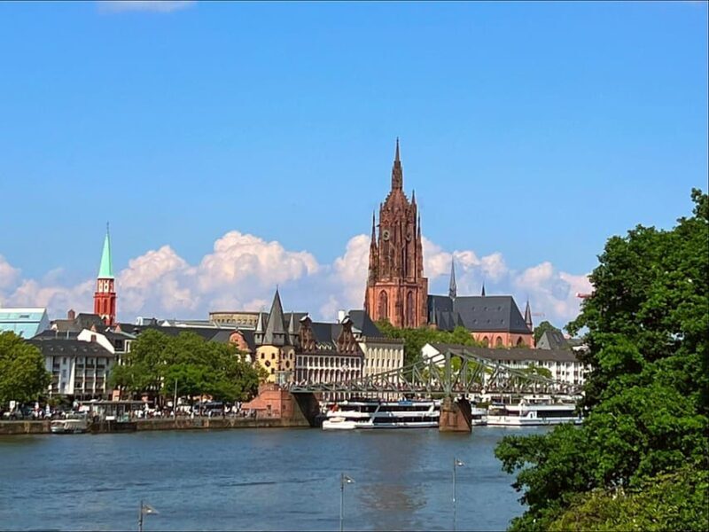 Frankfurt: Walking tour in Russian in private - just for you and your friends - In-Depth Breakdown of the Tour