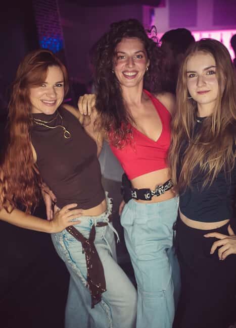 FREE fun explorers pub Crawl with OPTIONAL 1 hour open bar - What Makes This Pub Crawl Stand Out?