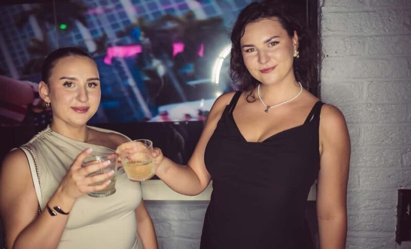 FREE Pub Crawl with OPTIONAL 1 hour open bar and clubs - A Detailed Look at the Experience
