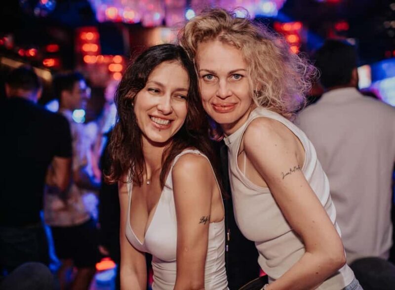 FREE Pub Crawl with OPTIONAL 1 hour open bar and clubs - Who Is This Tour Best For?