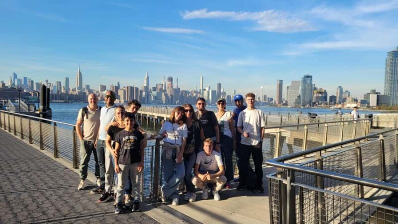 French Guided Tour of Brooklyn Bushwick and Williamsburg - The Experience in Detail: From Murals to Manhattan Vistas