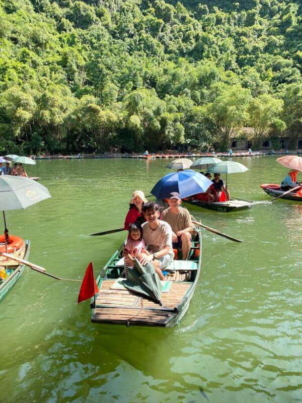 FRIENDLY TRAVEL HOA LU-TRANG AN 1 SMALL GROUP BY LIMOUSINE - Why Choose the Hoa Lu-Trang An Small Group Tour?