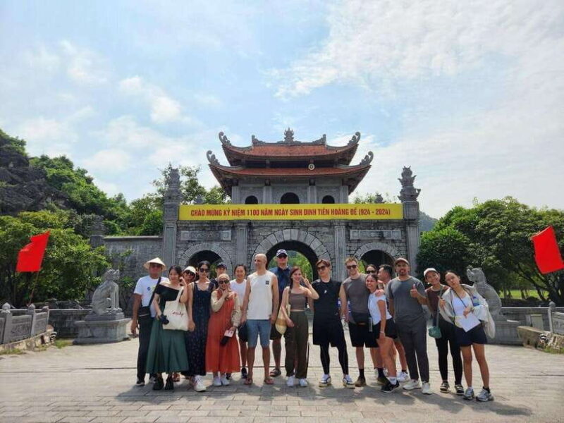 FRIENDLY TRAVEL HOA LU-TRANG AN 1 SMALL GROUP BY LIMOUSINE - Lunch in Local Style