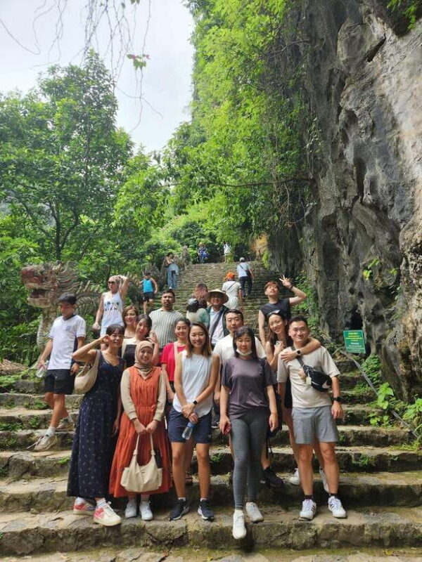 FRIENDLY TRAVEL HOA LU-TRANG AN 1 SMALL GROUP BY LIMOUSINE - Discovering Trang An’s Cave System