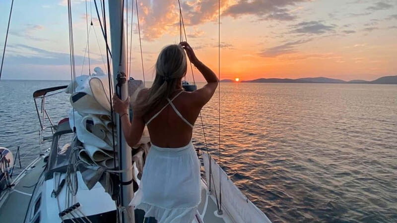 From Alghero: sunset sailing tour - Return and Reflection