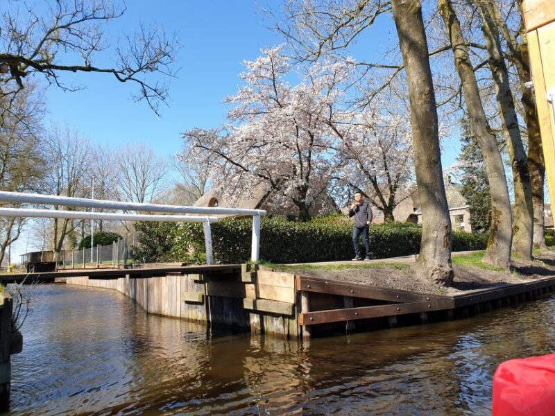 From Amsterdam: Giethoorn Day Trip with Small Electric Boat - Food, Rest, and Convenience