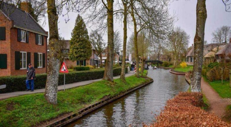 From Amsterdam: Giethoorn Guided Day Trip with Canal Cruise - An In-Depth Look at the Tour Experience