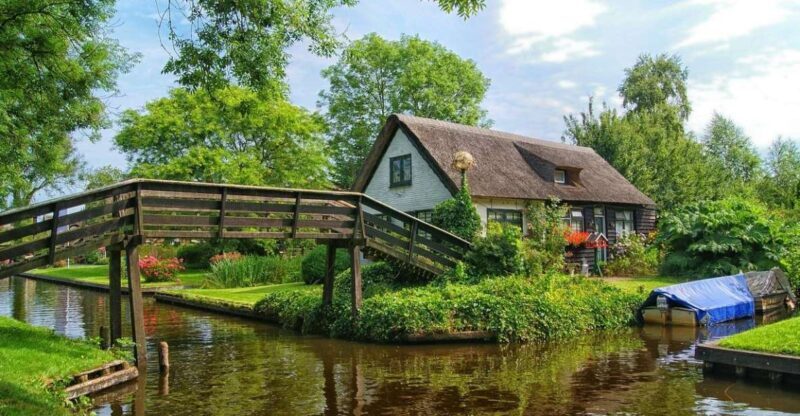 From Amsterdam: Giethoorn Sightseeing Tour and Canal Cruise - Exploring the Village of Giethoorn