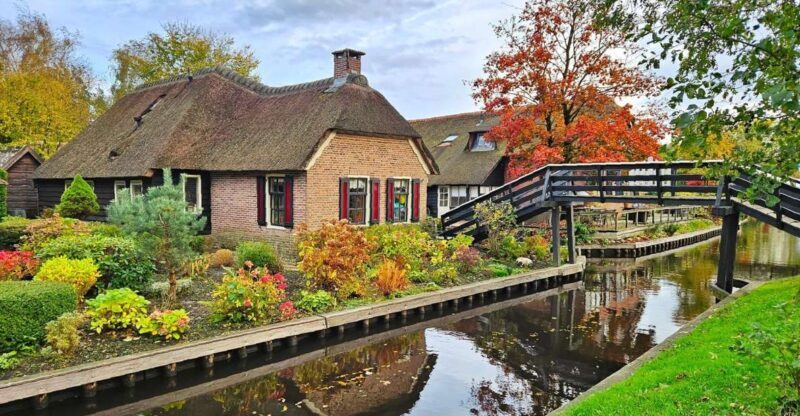 From Amsterdam: Giethoorn & Zaanse Schans Tour w/ Small Boat - An In-Depth Look at the Experience
