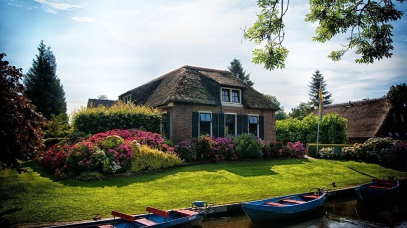 From Amsterdam: Private Tour to Giethoorn with Canal Cruise - What Makes This Tour Unique?