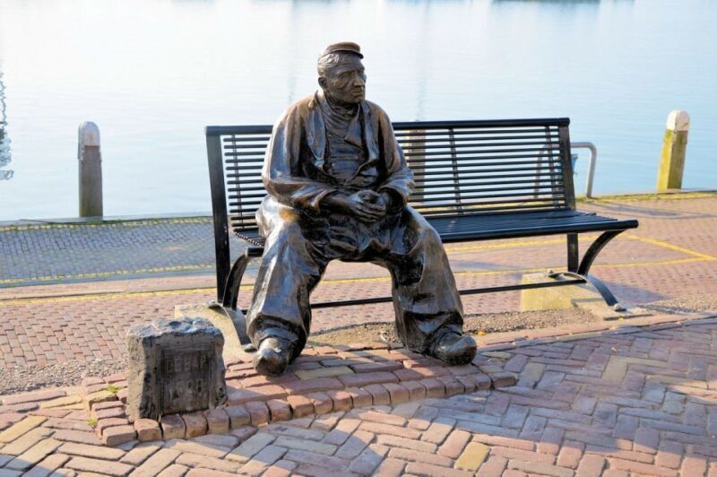 From Amsterdam: Windmills & Volendam Private Tour - A Charming Fishing Village: Volendam