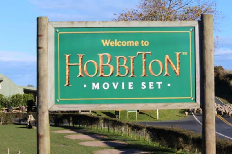From Auckland: Hobbiton & Rotorua Tour with Lunch at Te Puia - Key Points