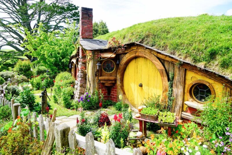 From Auckland: Hobbiton & Rotorua Tour with Lunch at Te Puia - Authentic Maori Culture and Geothermal Wonders at Te Puia