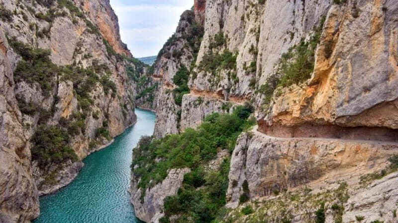 From Barcelona: Mont Rebei Canyon Day Trip with Guide - Experience Review: From Barcelona – Mont Rebei Canyon Day Trip with Guide
