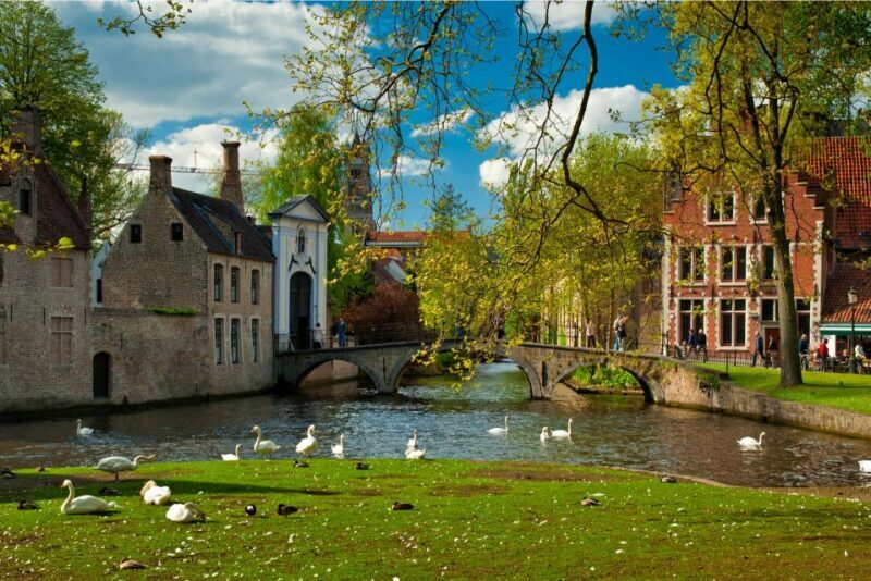 From Brussels: Bruges Day Trip with Boat Tour Option (ES) - The Guides and Group Dynamics