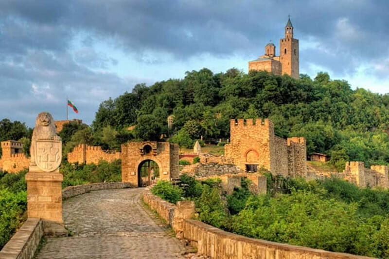 From Bucharest: Private Tour to Veliko Tarnovo and Arbanasi - Key Points